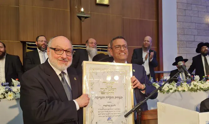 Jerusalem Mayor Moshe Lion presents Pollard with certificate of ...