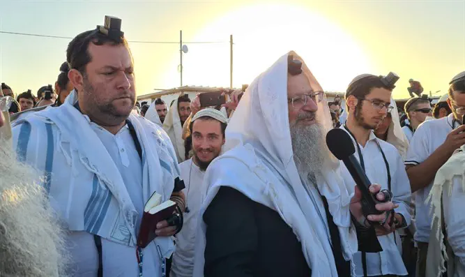 Watch: 'Hallel' prayers held in town of Evyatar | Israel National News