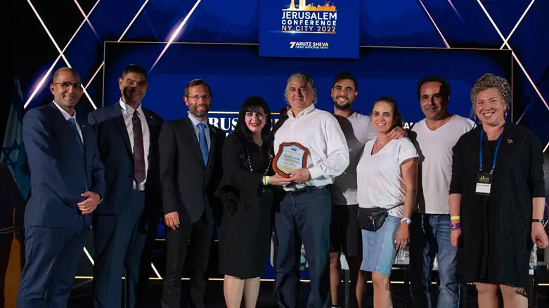 Watch: The Falic Family recieves the Jerusalem Award | Israel National News
