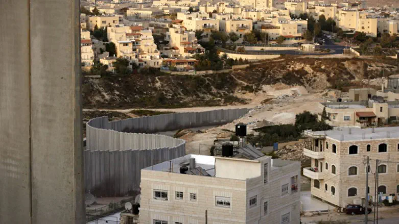 Suspect shot dead while sabotaging security fence | Israel National News