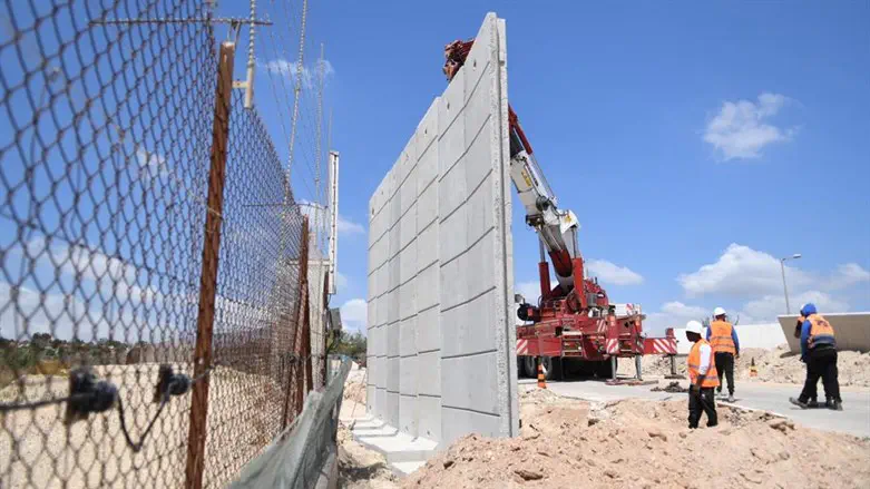 IDF building protective walls in Gaza border region | Israel National News