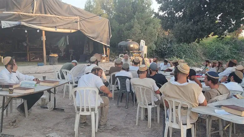 IDF blocks parking lot at entrance to Homesh | Israel National News
