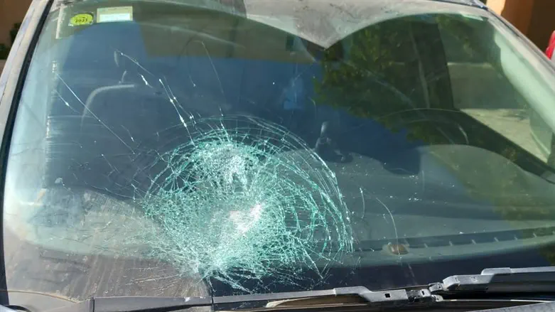 Rock attacks target several vehicles near Hebron | Israel National News