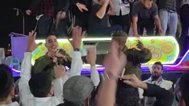 Watch: Haredim dance with soldiers in Hebron | Israel National News