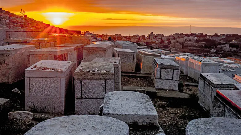 The importance of burial in the Land of Israel | Israel National News