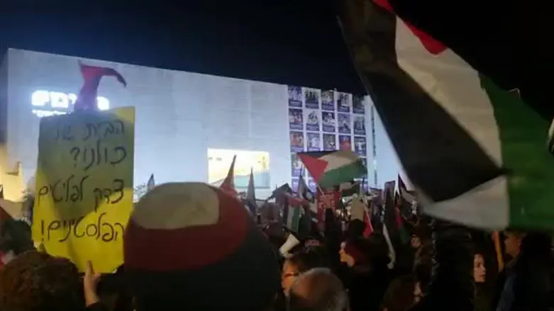 Dozens wave PLO flags at anti-government protest | Israel National News
