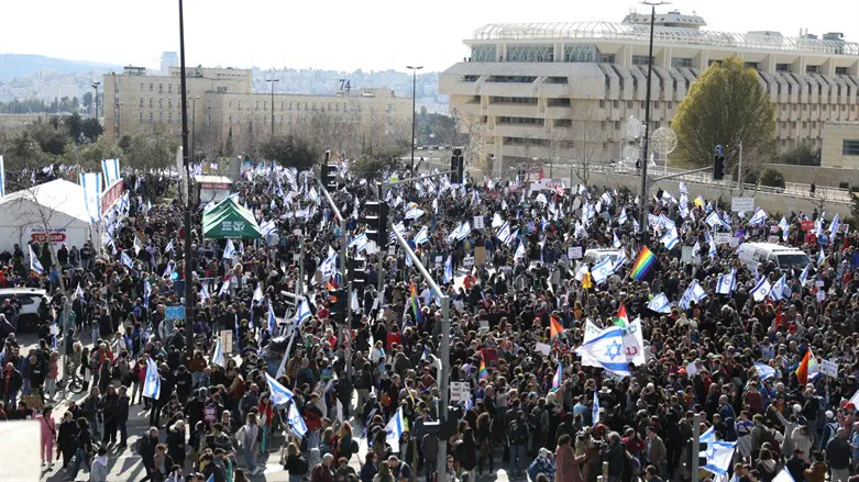 Pounding the table - or Israel's January 6 | Israel National News