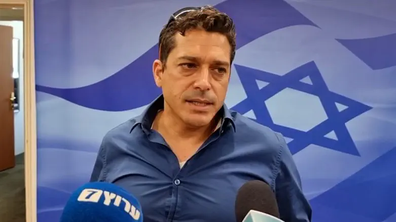 Watch: Minister Chikli attacked by leftist activists in London | Israel ...