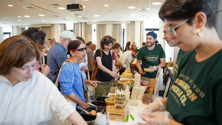 Nefesh B’Nefesh Holds First Ever ‘Shuk Olim’ | Israel National News