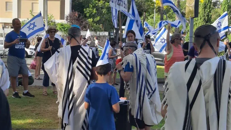 Religious and secular Jews hold prayer 'protest' near MK's home ...