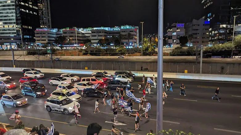 'Day of Disruption': Thousands demonstrate, singer Aviv Geffen detained ...