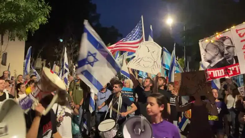 Watch: Dozens protest outside Prime Minister's Residence | Israel ...