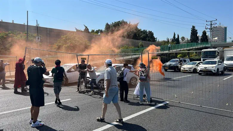 Clashes erupt as anti-government protesters block highway | Israel ...