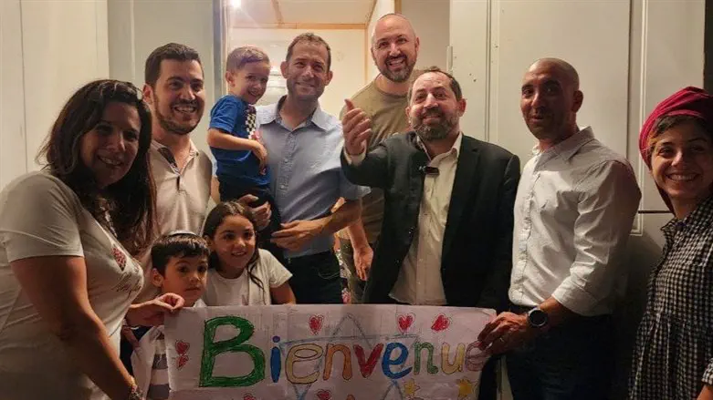 11 families make Aliyah from France to Samaria | Israel National News