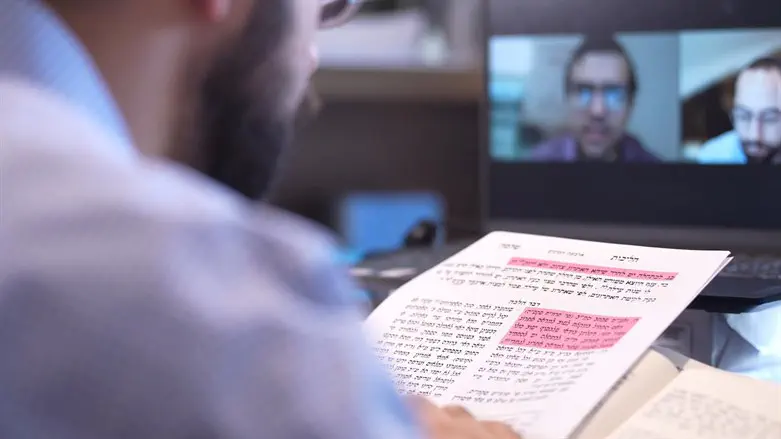 Who Says You Can't Work And Learn Halacha In-Depth? | Israel National News