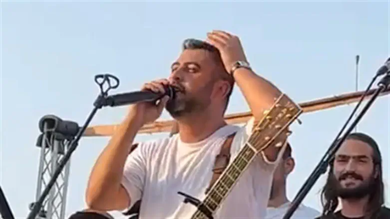 Watch: Ishay Ribo performs for soldiers on the front line | Israel ...