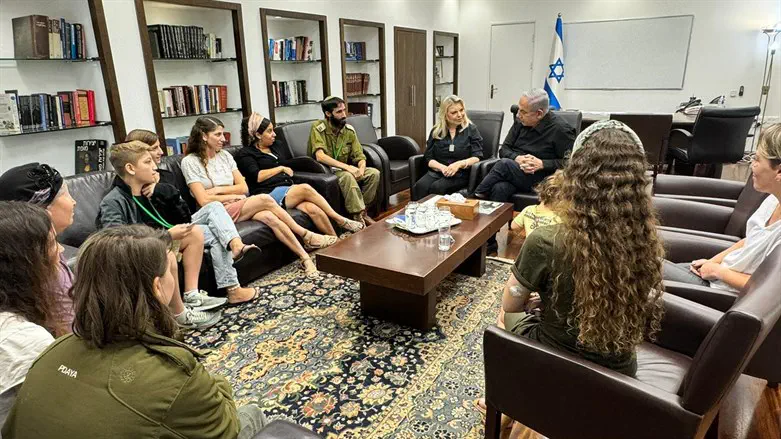 Prime Minister Netanyahu meets family of soldier who fell in Gaza ...