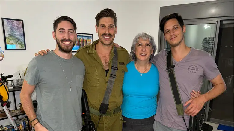 Operation Hug: Project reunites Parents with lone soldiers in combat ...