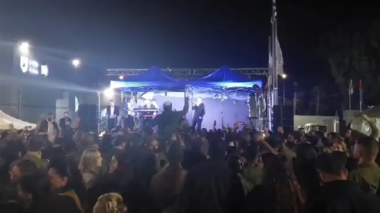 Watch: Avraham Fried sings to soldiers in the south | Israel National News