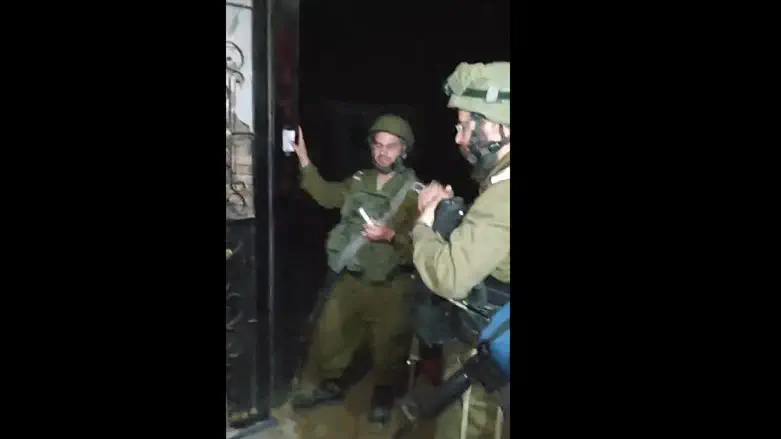 IDF soldiers affix mezuzah in Gaza City | Israel National News