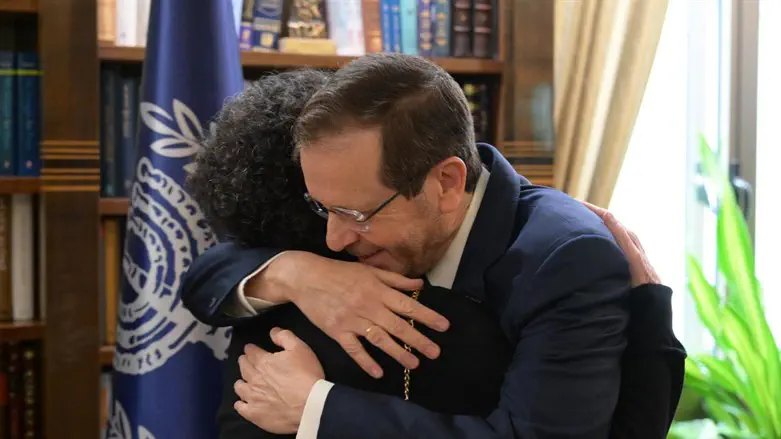 Moving: President Herzog meets Shoshan Haran, who was freed from Hamas ...