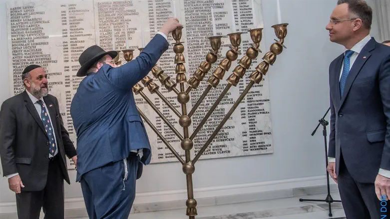 Chabad rekindles menorah in Polish parliament | Israel National News