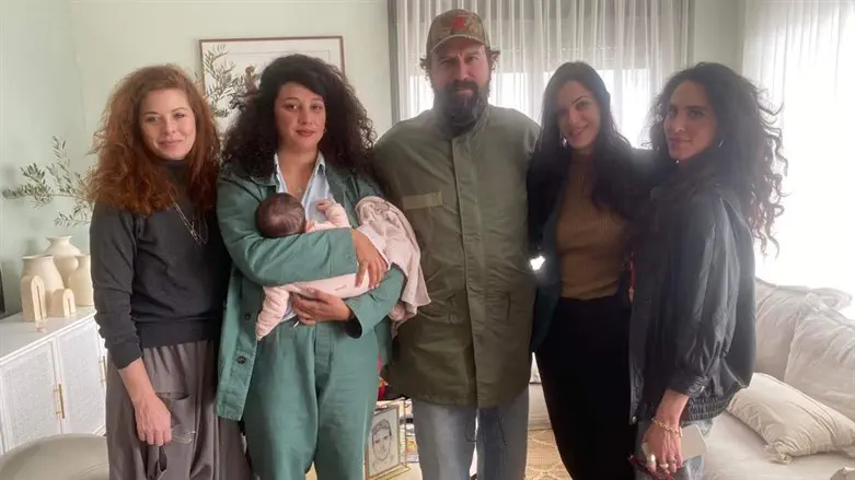 Actors Debra Messing, Brett Gelman meet October 7 survivor | Israel ...