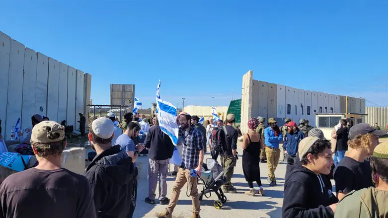 Hostage’s sister-in-law screamed: 'If you send trucks to Hamas, I will ...