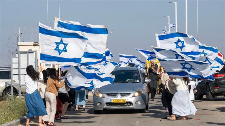 Moving: Residents of Shlomit, on the Egyptian border, return home ...