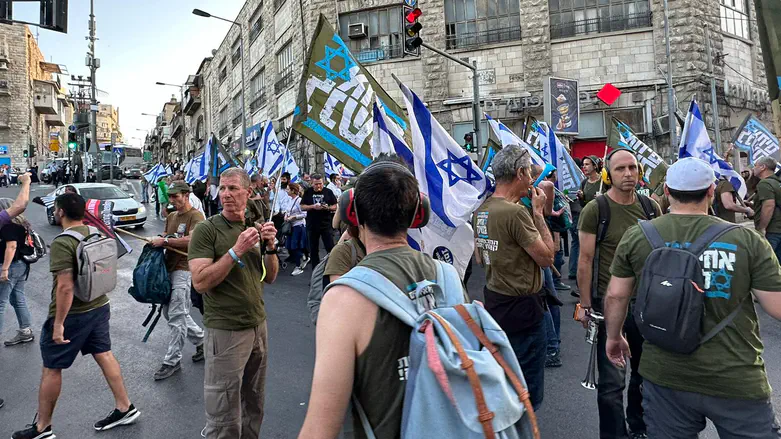 Anti-government activists protest in haredi neighborhood | Israel ...