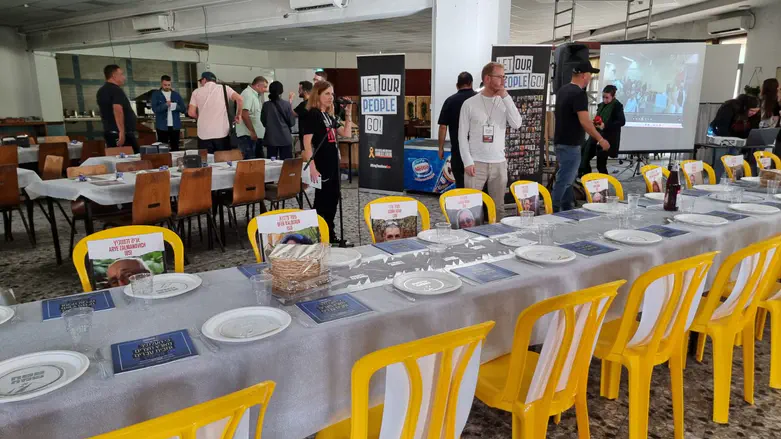 Special Passover seder calls for hostages' release | Israel National News