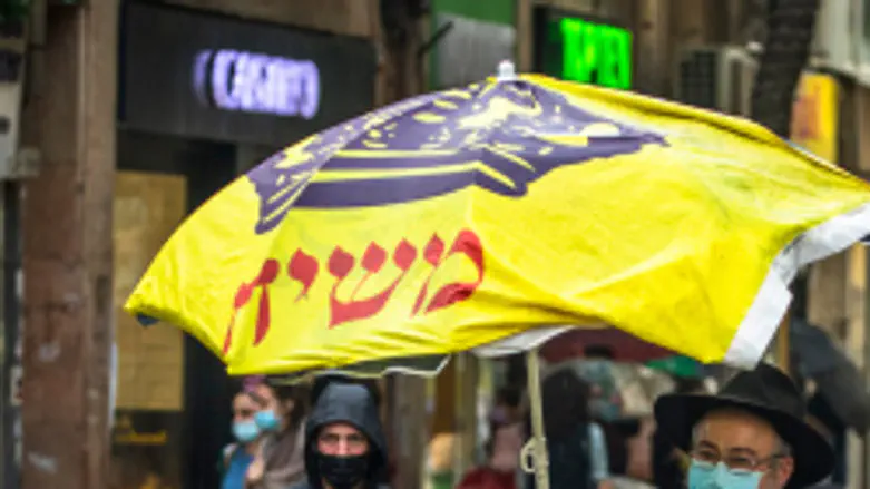 Reporter bewildered by Chabad 'Moshiach' flag | Israel National News
