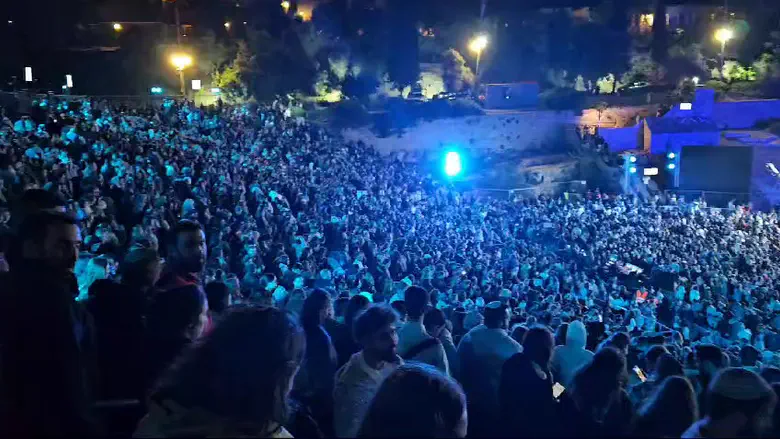 Thousands break out in song: 'Acheinu kol beis Yisrael' | Israel ...