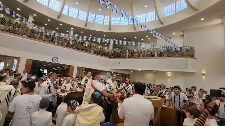 Watch: Neve Daniel residents pray for the safety of IDF soldiers ...