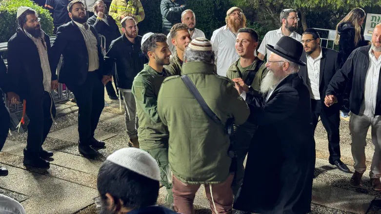 Religious Zionist Rabbis light dawn bonfire at Meron | Israel National News