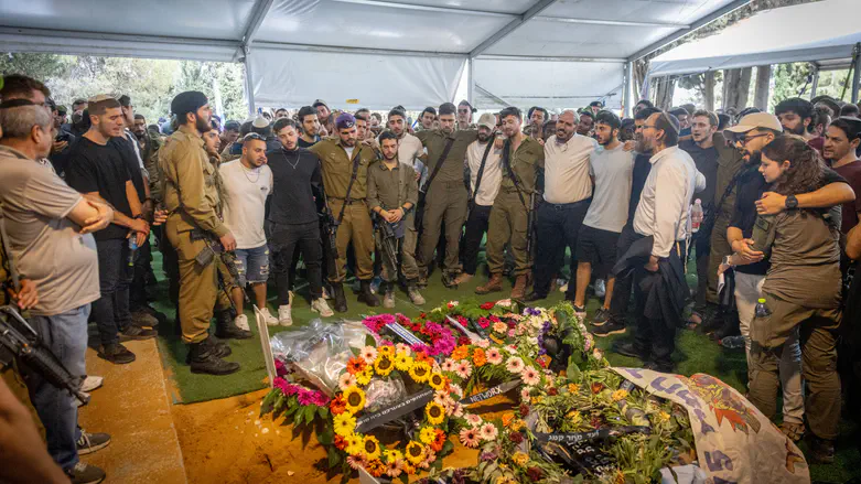 Moving: Mourners sing 'Ani Ma'amin' at conclusion of fallen soldier's ...