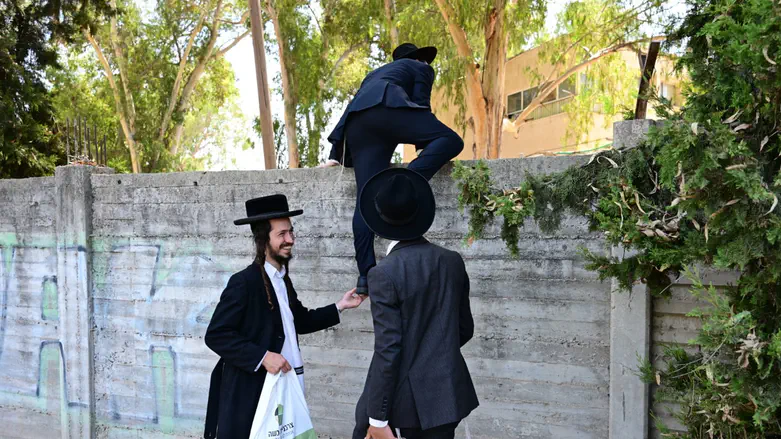 Hundreds of protesters break into Tel Hashomer Induction Center ...