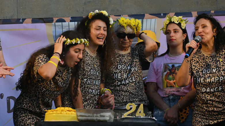 In leopard outfits: Romi Gonen's family celebrate her 24th birthday ...