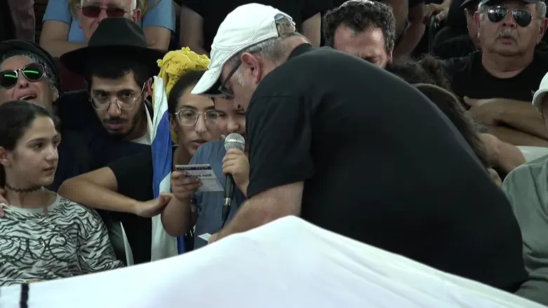 Chilling: 8-year-old Regev says Kaddish for murdered father | Israel ...