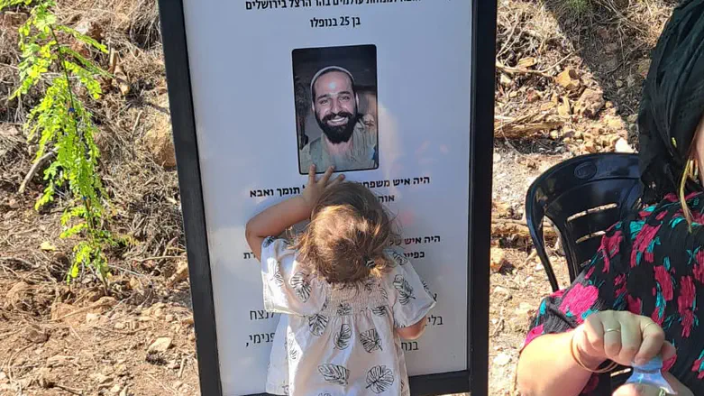 'I want Daddy': Avigayil Eliyahu, recently orphaned, hugs photo of her ...