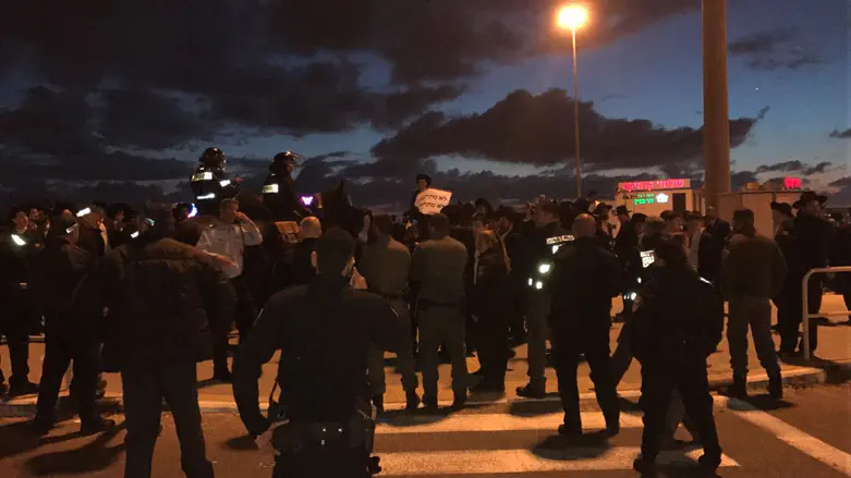 Violence in Beit Shemesh: Officers attack haredim, removed from ...