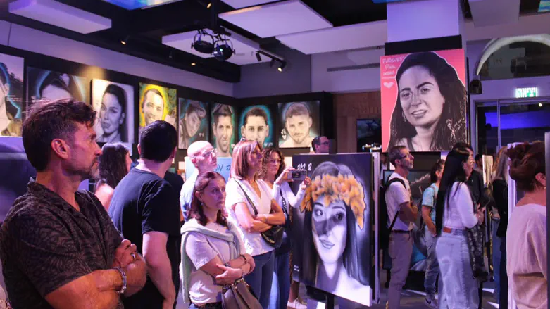 Nova artist launches new October 7th exhibition with StandWithUs ...