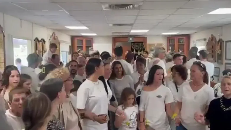 Hakafot of pain and prayer at Be'eri synagogue | Israel National News