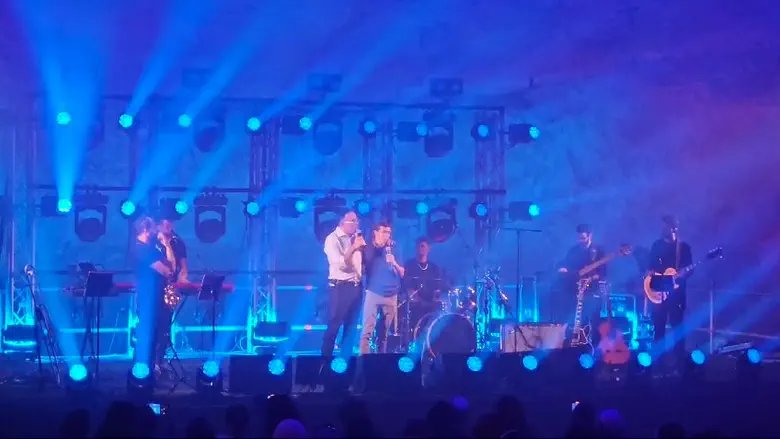 Moving: Yaakov Shwekey sings with IDF soldier's bereaved brother ...