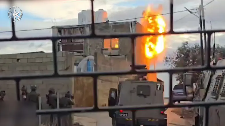 Dramatic footage: Undercover officers eliminate terrorists, bring down ...