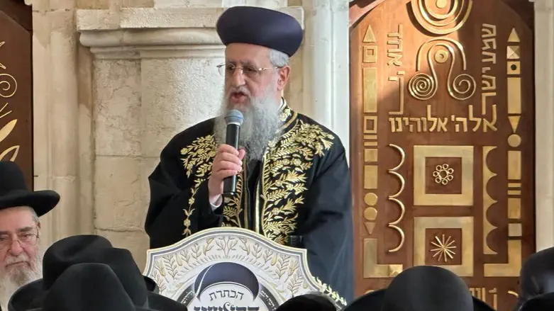 In a gown and turban: Rabbi David Yosef crowned as Rishon Lezion ...