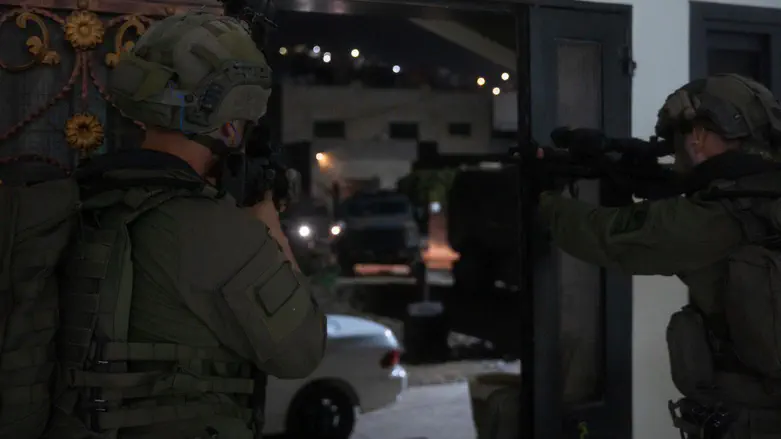 IDF arrests 20 terror suspects, seizes rifles and explosives in Judea ...