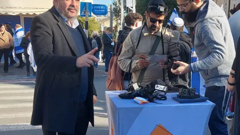 Thousands wrap tefillin in memory of the Bibas mother and sons | Israel ...