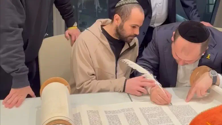 Moving footage: Yarden Bibas dedicates Torah scroll in memory of his ...