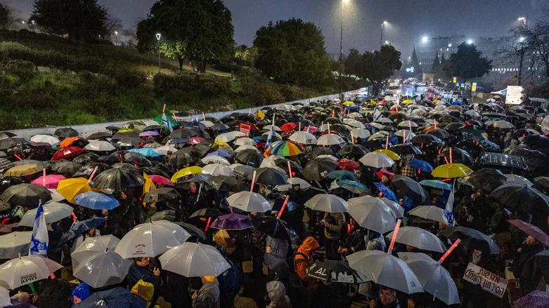Firing of ISA Chief: Thousands protest outside Cabinet meeting | Israel ...